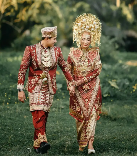 Pakaian Adat Suku Minang, Memiliki Makna Simbolis yang Dalam dan Indah pada Warna dan Bentuknya